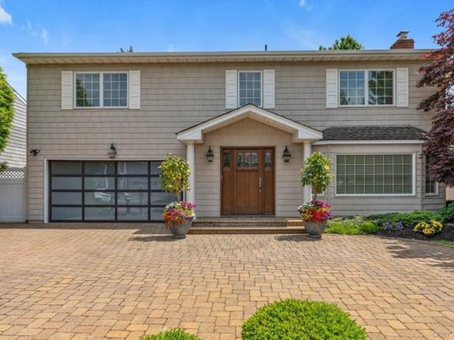 2114 Donna Dr, Merrick, NY 11566