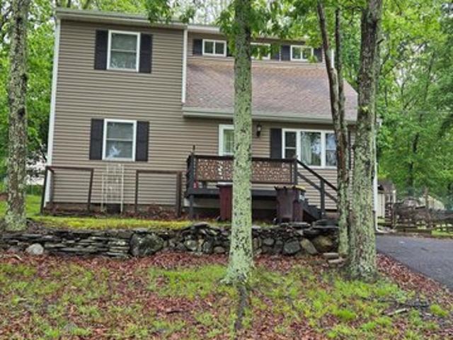 2114 Lakeview Rd, Bushkill, PA 18324