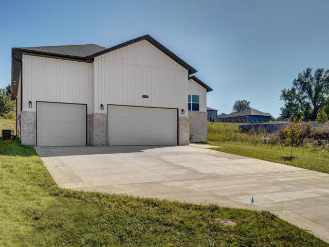 2116 N Bradbury Lane