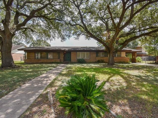 2116 Rosemary St, El Campo, TX 77437