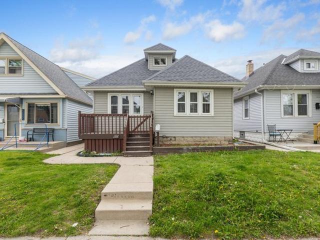 2116 S 70th St, West Allis, WI 53219