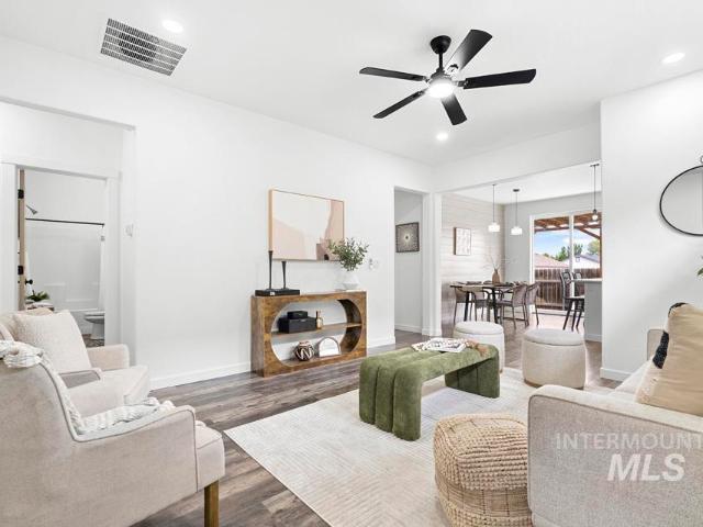2116 W Bella