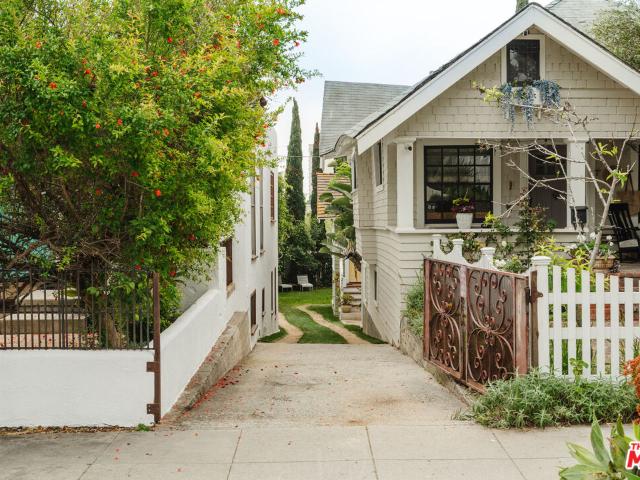 2116 3rd St, Santa Monica, CA 90405 | MLS #26671 | Compass
