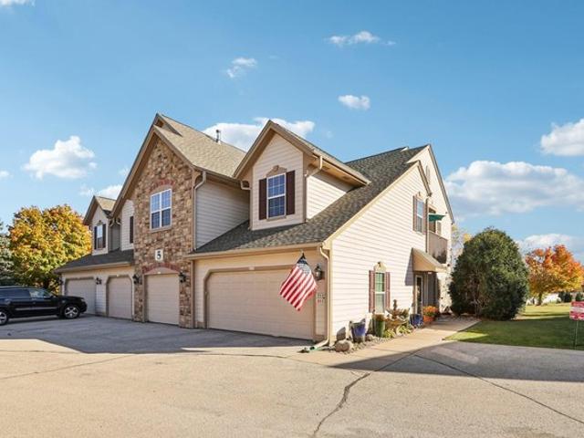 2117 W Vista Bella Dr, Oak Creek, WI 53154