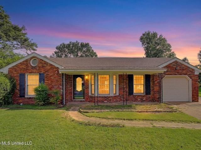 2118 Cedarcrest Dr N, Southaven, MS 38671