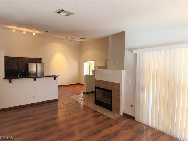 2110 Los Feliz Street 2014