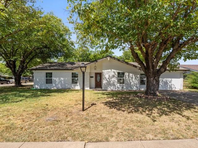 2110 Tompkins Dr, Grand Prairie, TX 75051