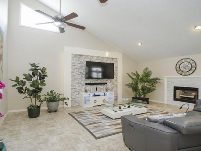 2110 Woodland Park Dr, Houston, TX 77077