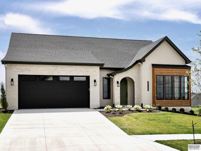 21113 Laurel Ave, Elkhorn, NE 68022