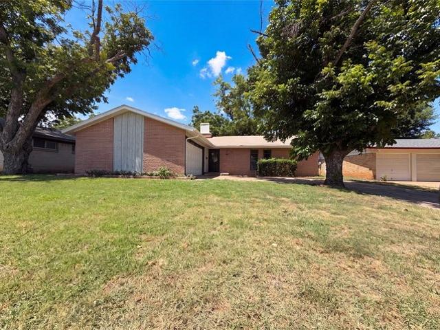 2111 Royal Oaks Dr, Irving, TX 75060