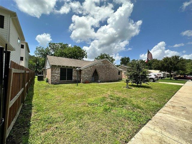 2111 Wycliffe Dr, Houston, TX 77043