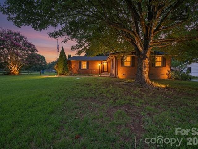 2111 24th St NE, Hickory, NC 28601