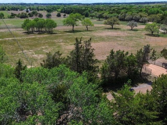 2112 Baca Loop, Flatonia, TX 78941