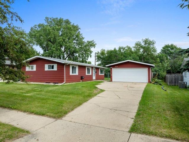 2112 California Dr, Minot, ND 58703