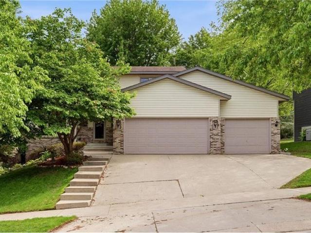 2112 Parkwood Hills Dr NE, Rochester, MN 55906