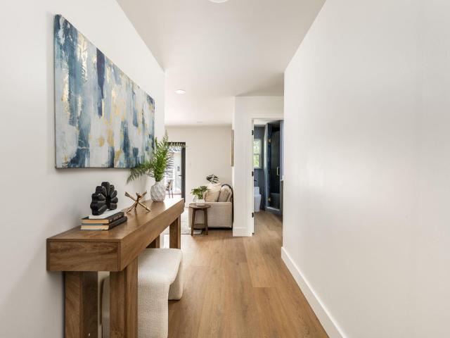 2112 Vanderbilt Ln