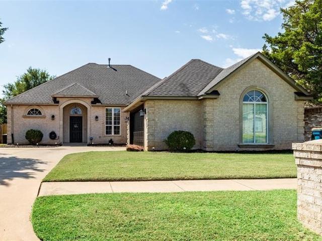 2112 Willow Bend Dr, Edmond, OK 73003