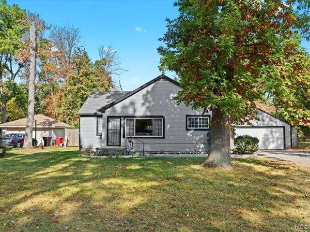 21130 / Mile Rd, Southfield, MI 48075