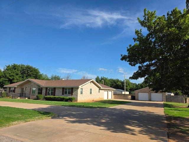 2113 Country Club Dr, Childress, TX 79201