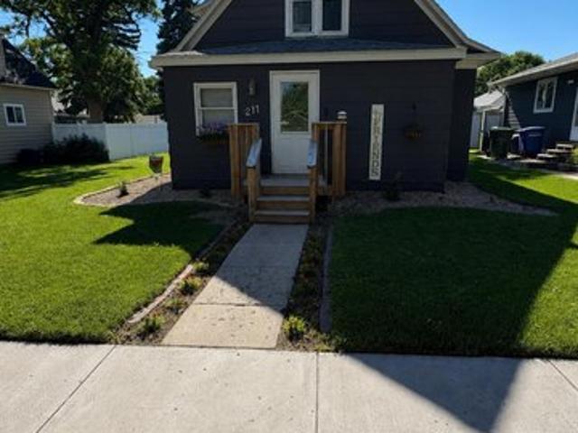 211 2nd St NE, Watertown, SD 57201