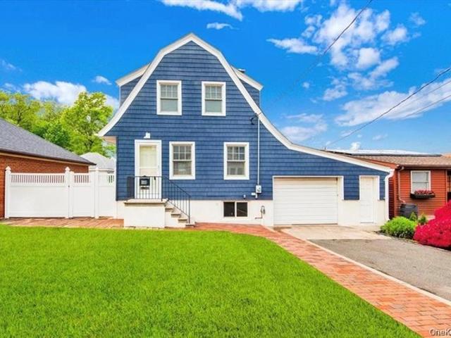 211 Bowne St, Bronx, NY 10464