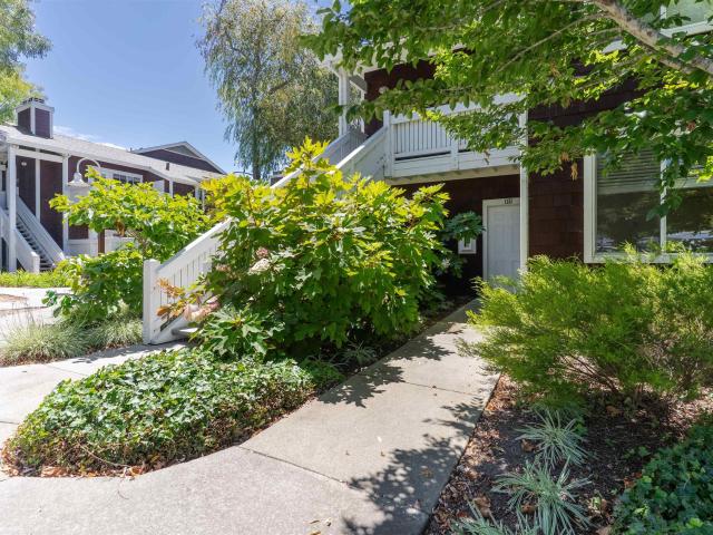 211 Bayside Ct