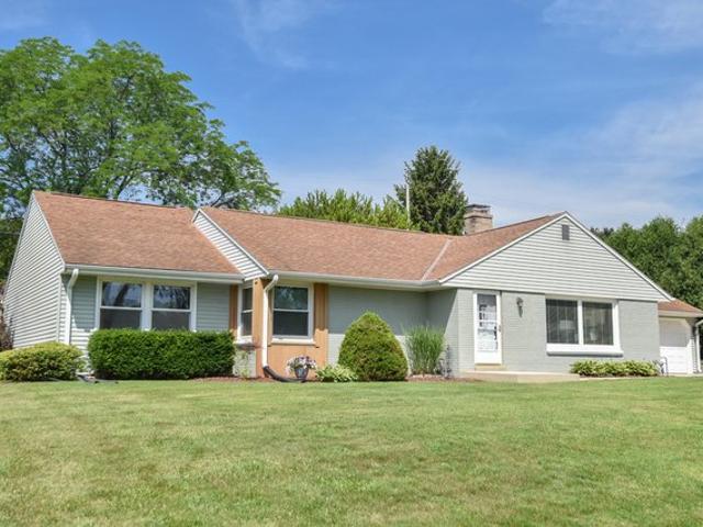 211 E Alta Loma Cir, Thiensville, WI 53092