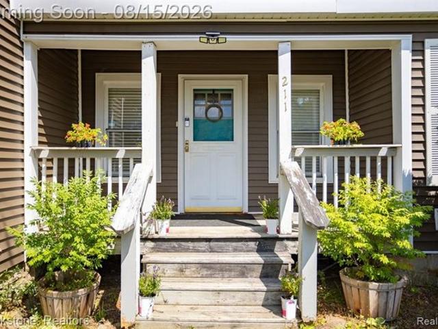 211 E Oregon St, Lapeer, MI 48446
