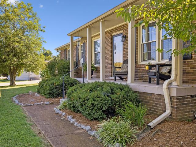 211 Edgewater Dr