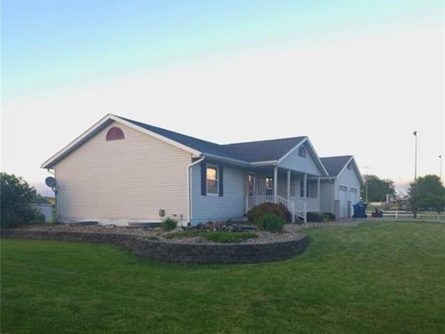 211 Eisenhower Dr, Wyoming, IA 52362