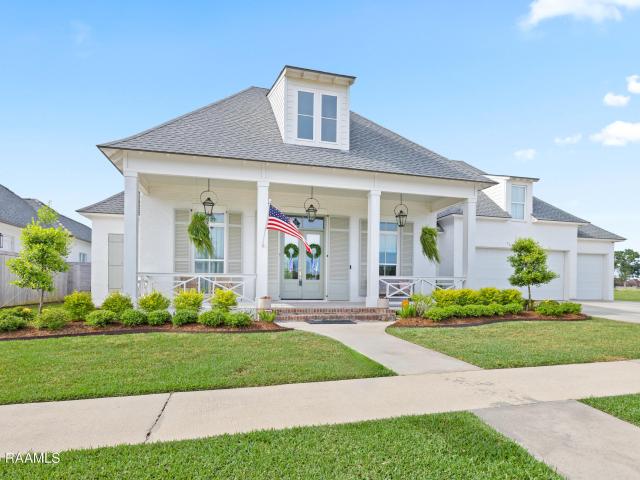 211 Kingfisher Dr, Lafayette, LA 70508 | MLS #2600002 | Compass