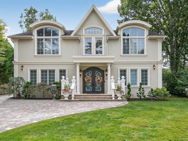 211 Hillturn Ln, Roslyn Heights, NY 11577