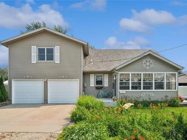 211 Hubbell St, Martelle, IA 52305