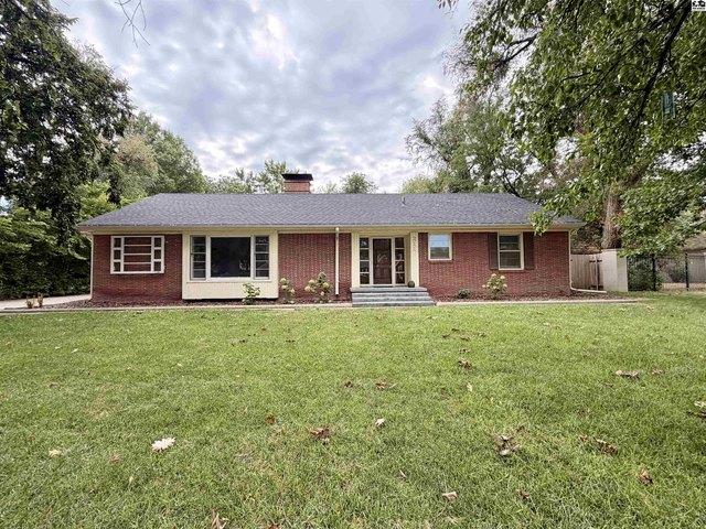 211 Hyde Park Dr, Hutchinson, KS 67502