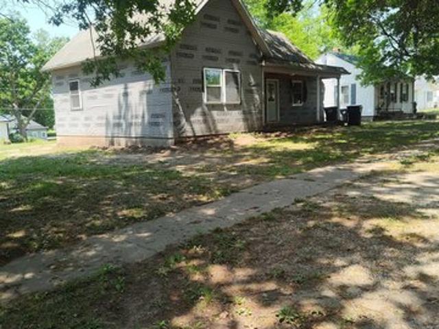 211 Iowa Ave, Holton, KS 66436