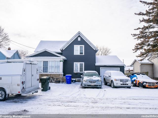 211 Oak St