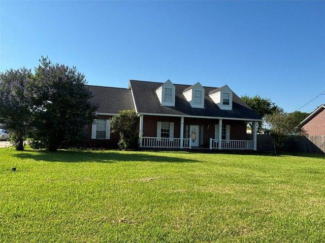 211 Oaks Grande Dr, Baytown, TX 77523