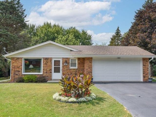 211 Oakview Dr, Slinger, WI 53086