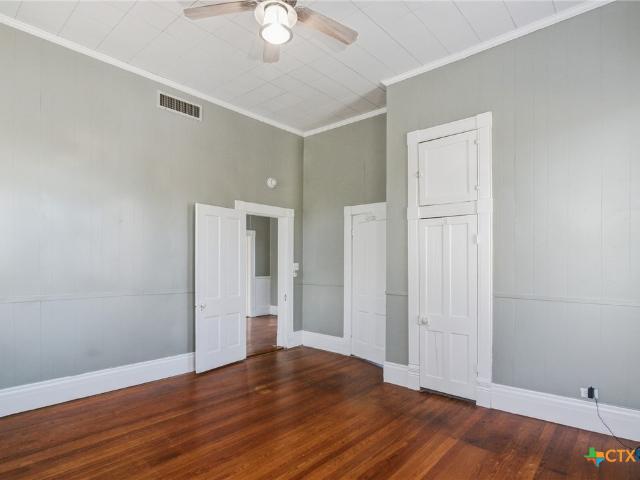 211 Lavaca St, Yoakum, TX 77995 | MLS #598907