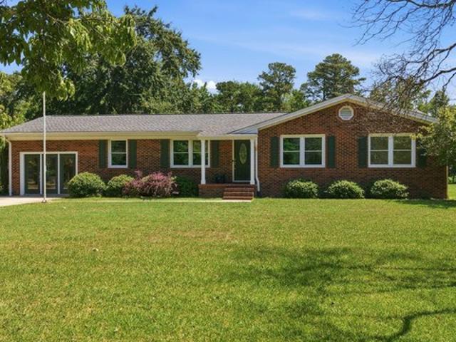 211 Meadow Dr, Fuquay Varina, NC 27526