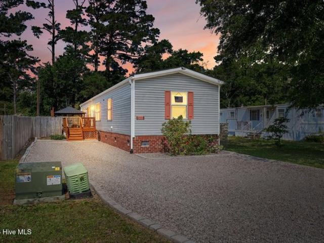 211 NE 76th St, Oak Island, NC 28465