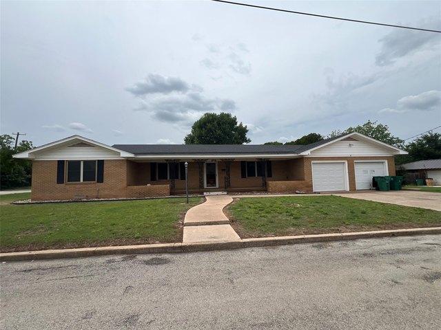 211 S Crockett St, Henrietta, TX 76365