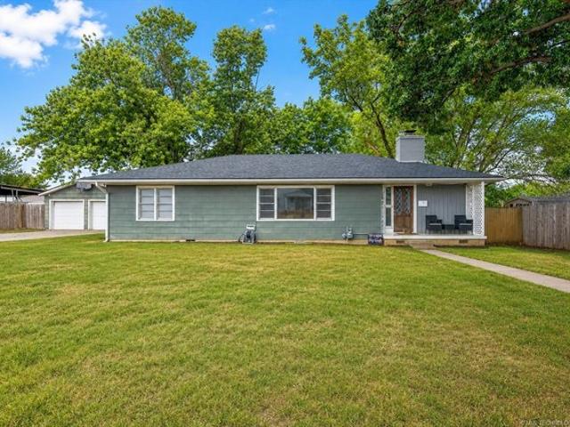 211 SE Queenstown Ave, Bartlesville, OK 74006