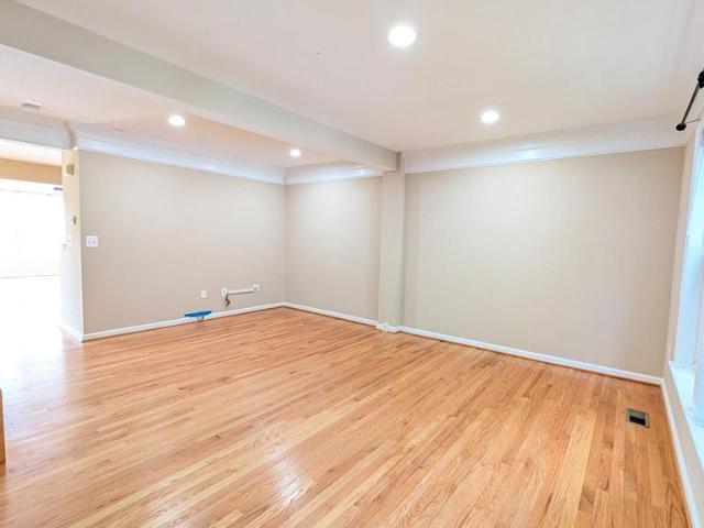 211 Shirley Square SE