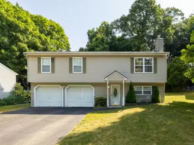 211 STONYBROOK RD, WATERBURY, CT 06705 Single Family Residence.