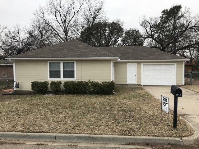 211 Stroud St, Cleburne, TX 76033