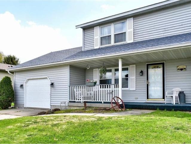 211 Sunset Ave NW, Altura, MN 55910