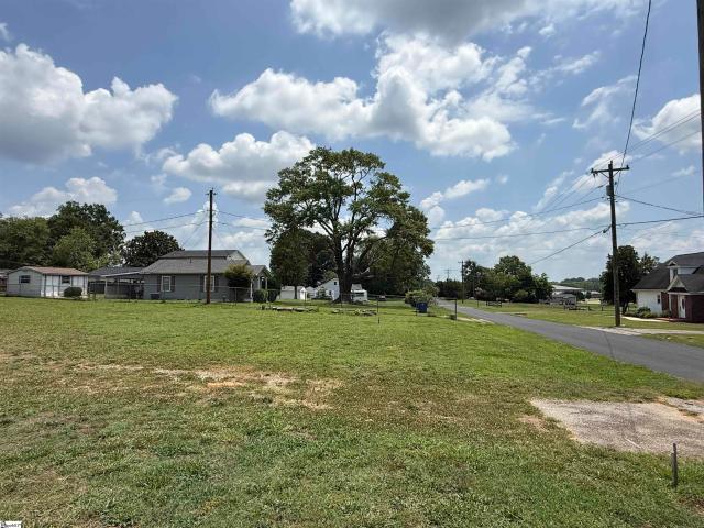 211 Pine St, Woodruff, SC 29388 | MLS #1596