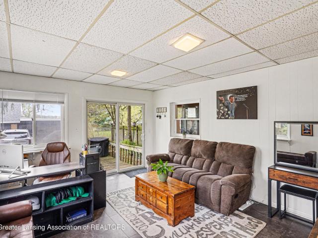 211 W Berry Avenue