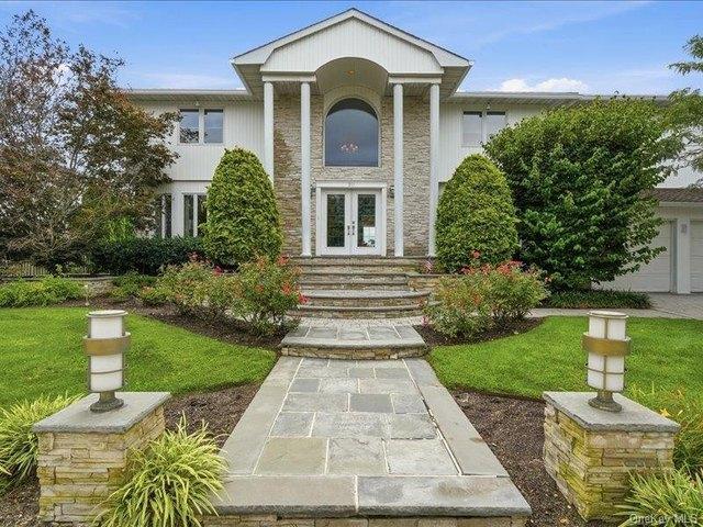 211 Whitewood Dr, Massapequa Park, NY 11762